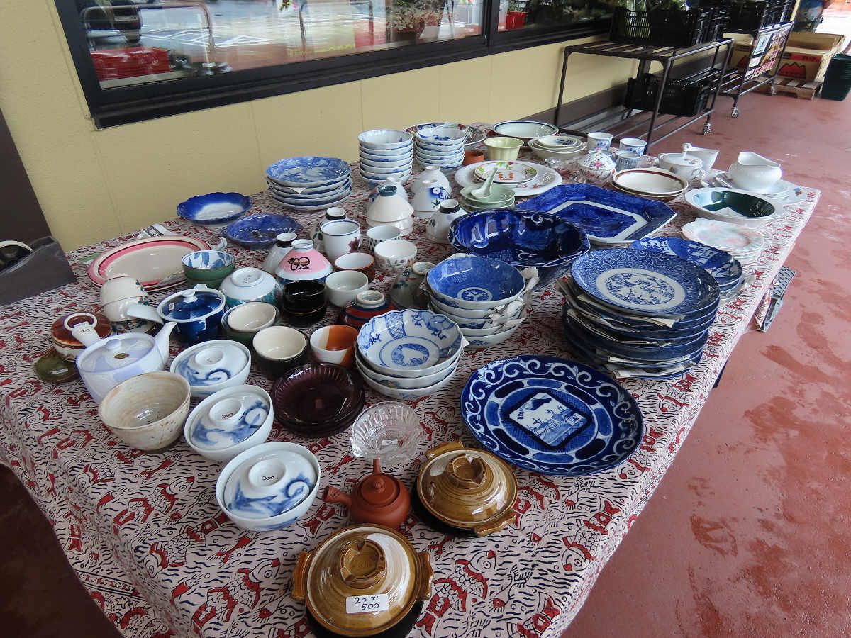 新野骨董古道具8月10日: white-boots-walker